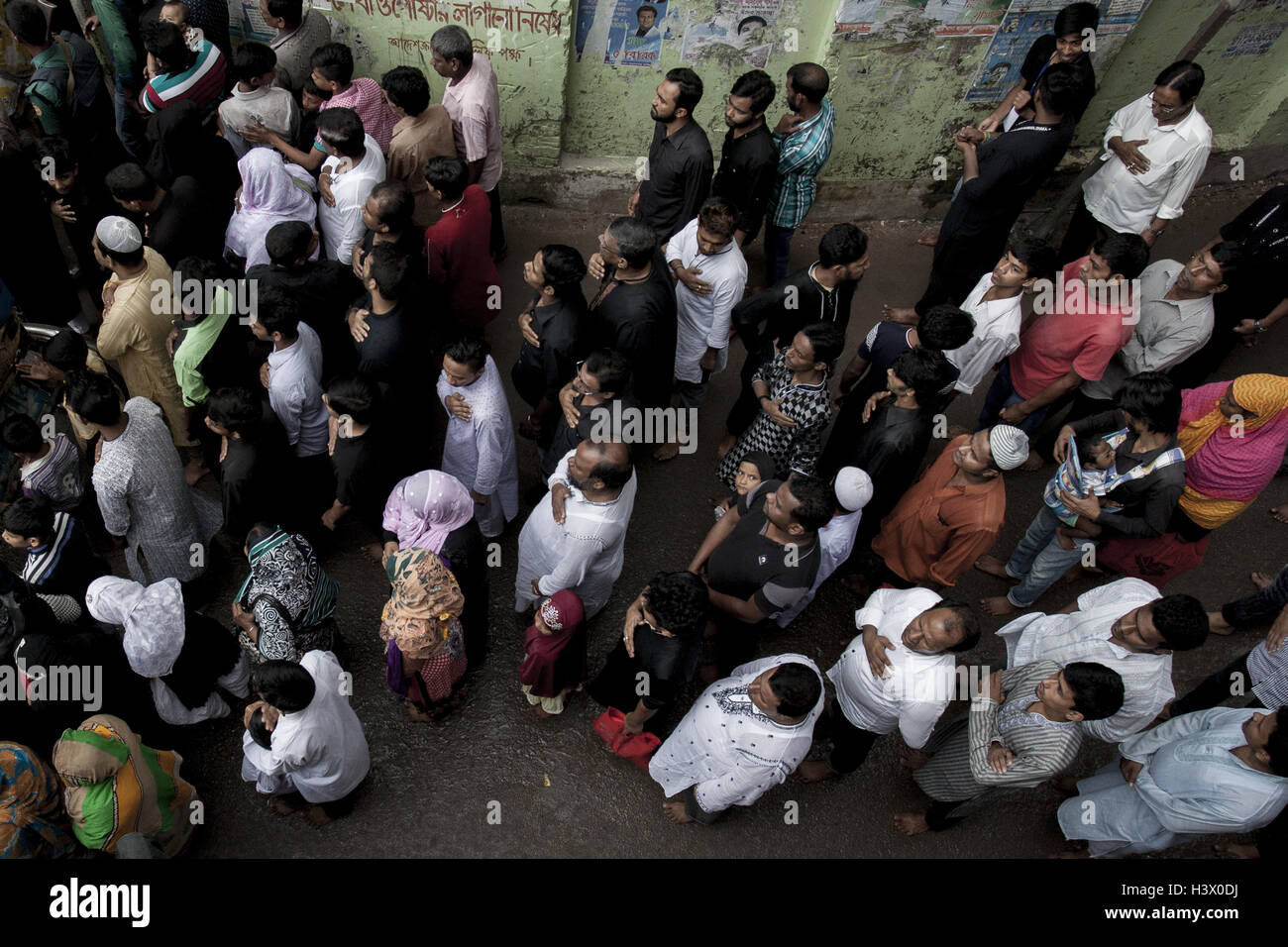 Dhaka, Bangladesh. 12th Oct, 2016. Bangladeshi Shiites Muslims people ...