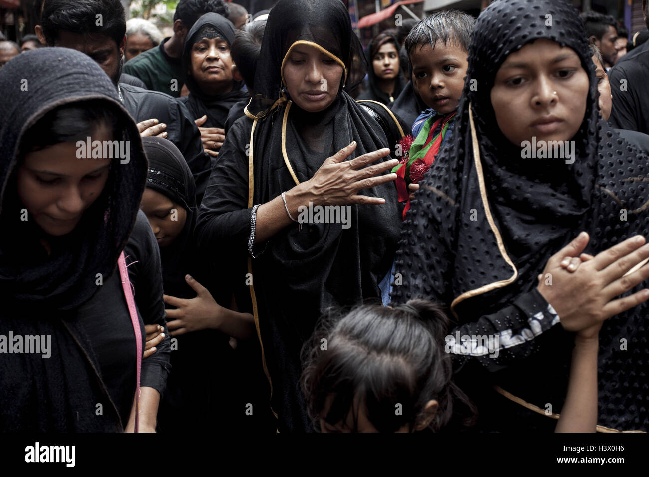 Dhaka, Bangladesh. 12th Oct, 2016. Bangladeshi Shiites Muslims family ...