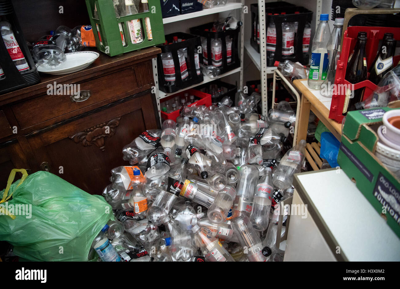 Hoearding hi-res stock photography and images - Alamy