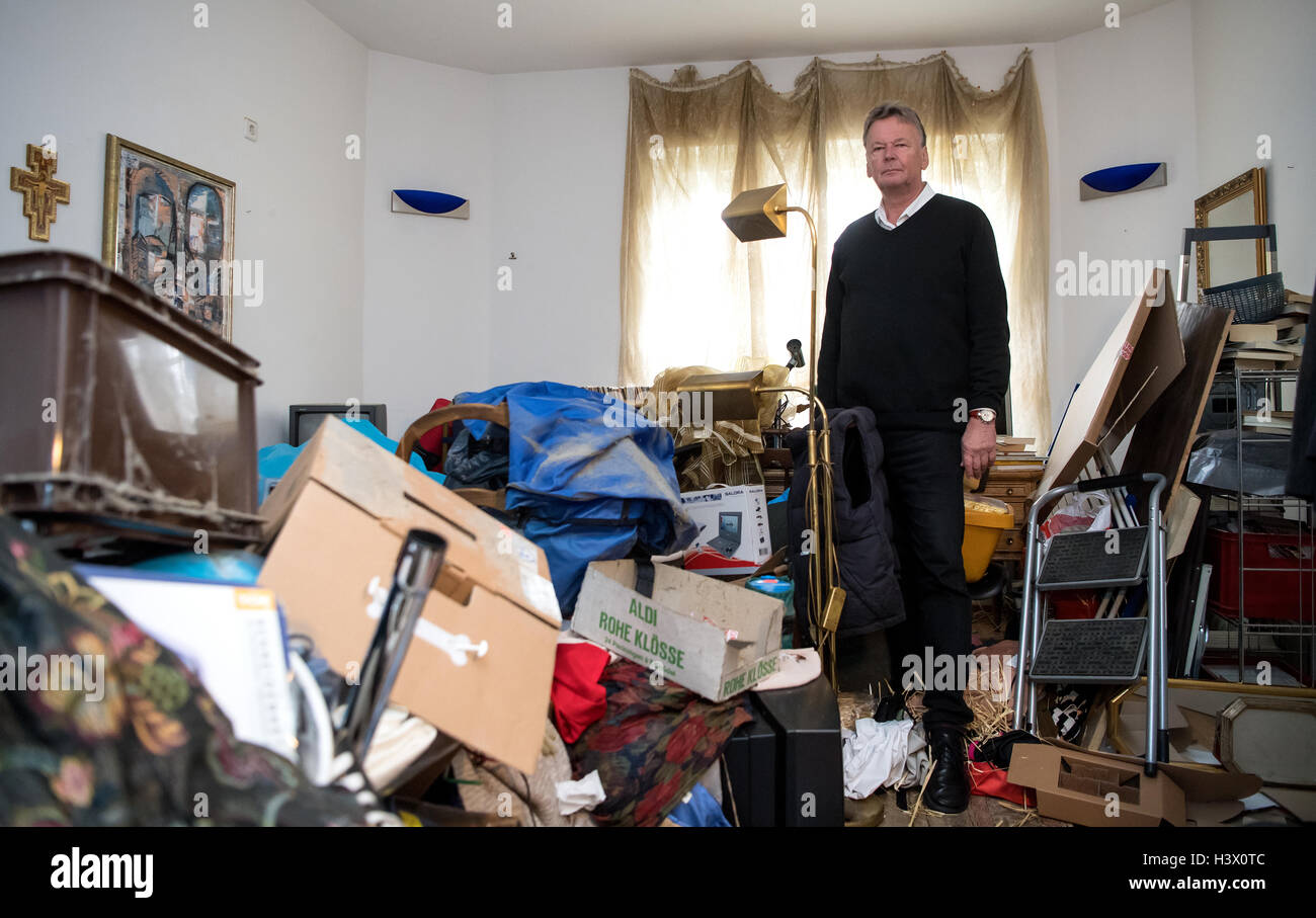 Hoarding disorder hi-res stock photography and images - Alamy