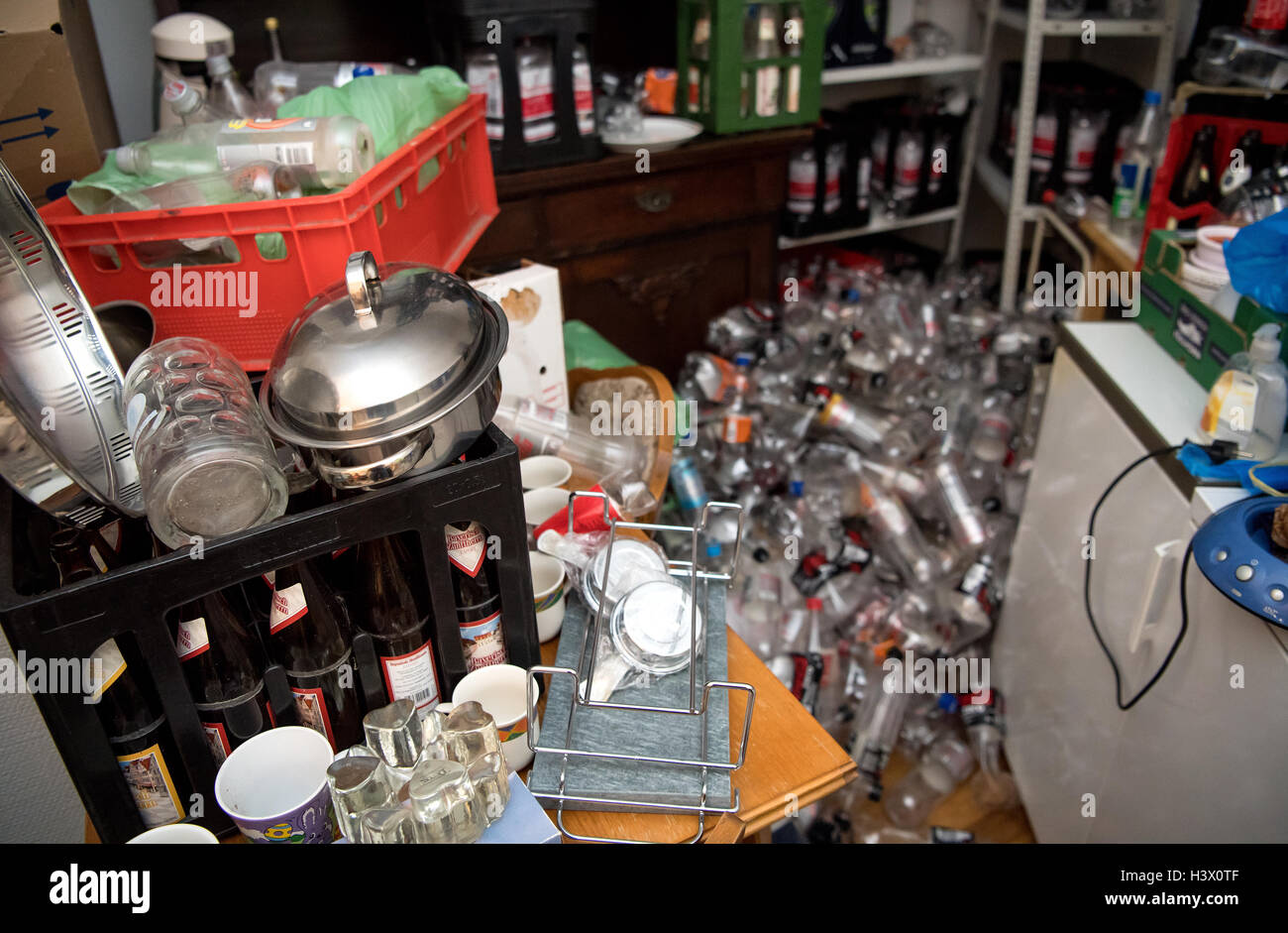 Hoarding room hi-res stock photography and images - Alamy