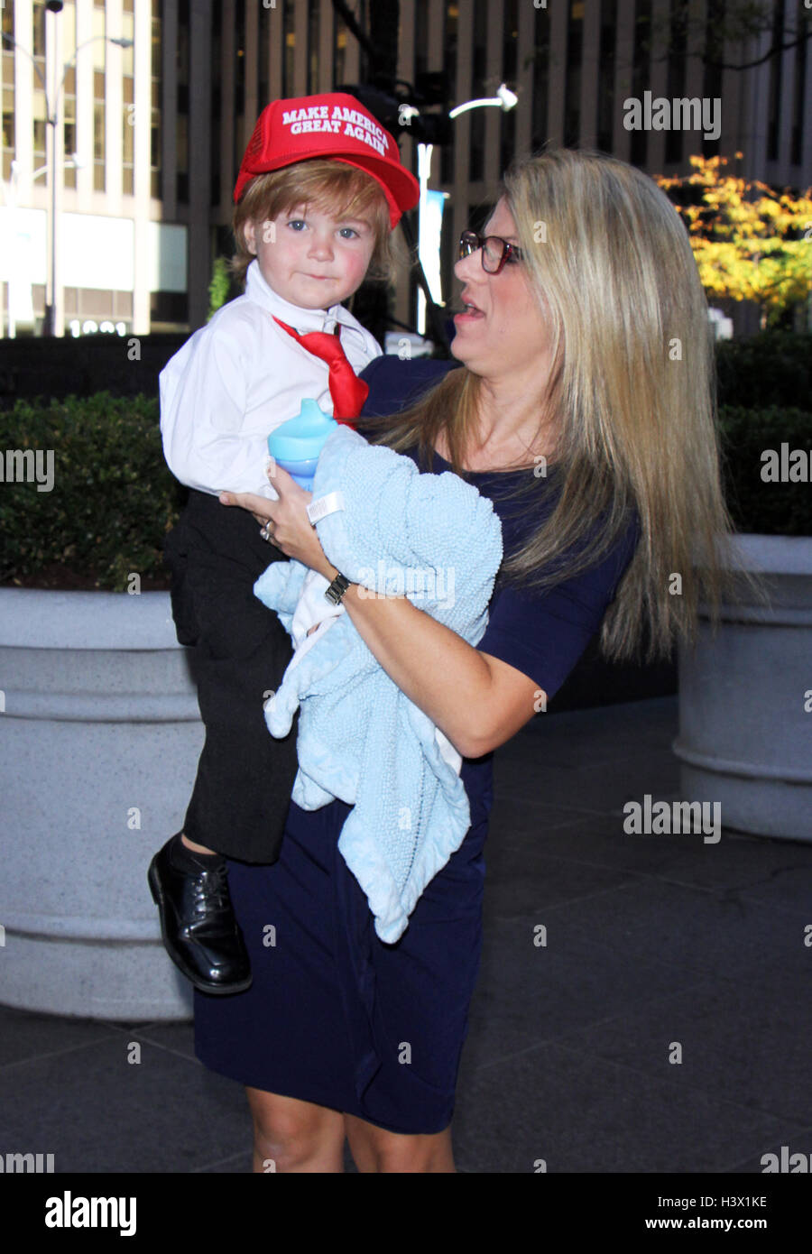 New York, USA. 12th October, 2016. Mini-Trump Hunter Tirpak and Jessica ...