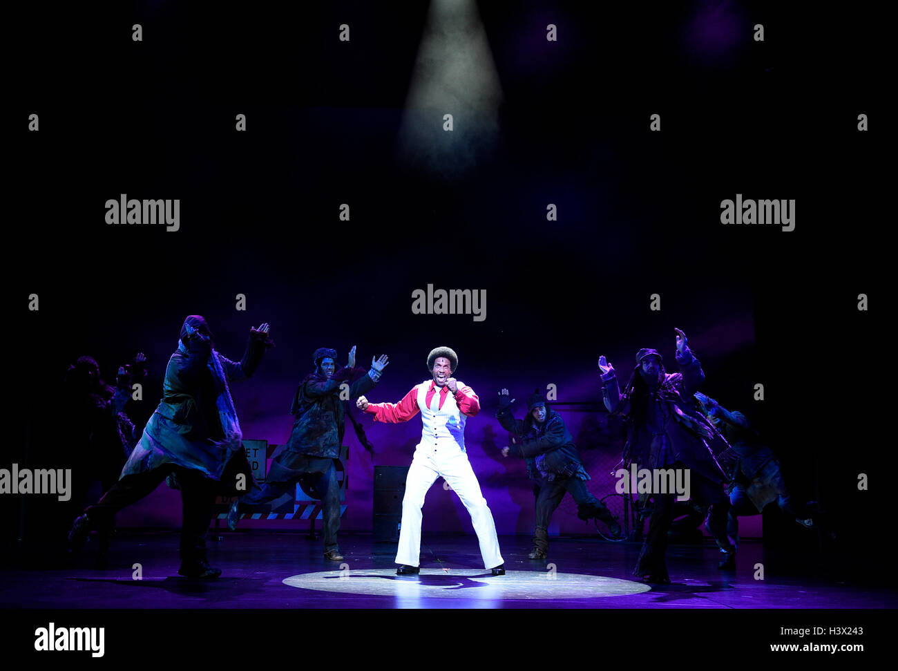 Berlin, Germany. 12th Oct, 2016. Gino Emnes (as Eddie) and members of ...