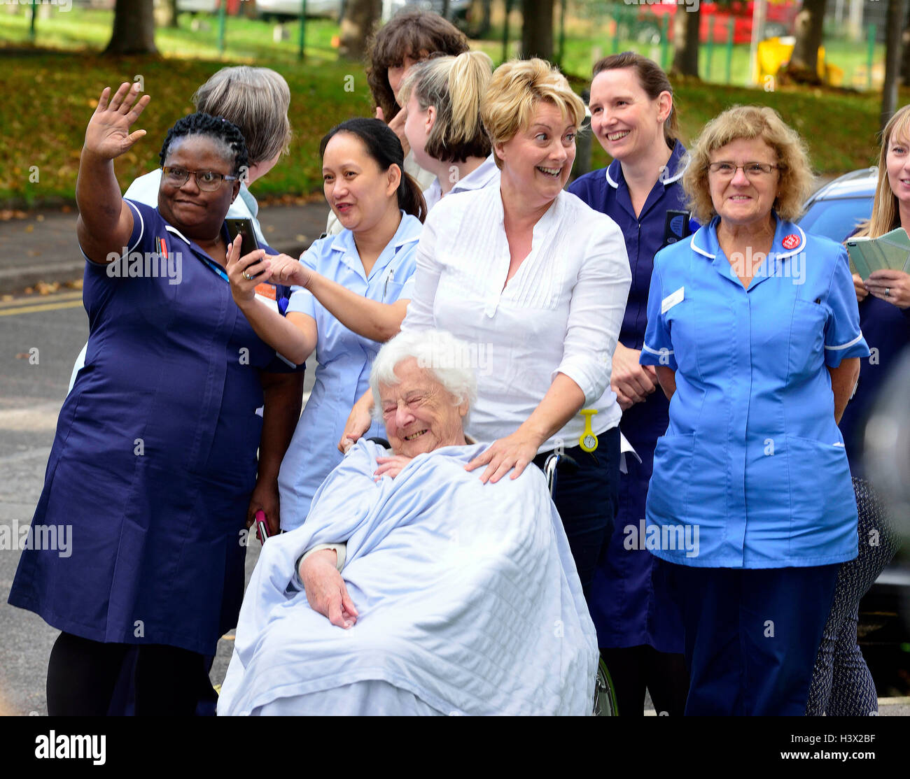 The Duke of Cambridge waves to 90 Year Doris ,a patent about to be ...