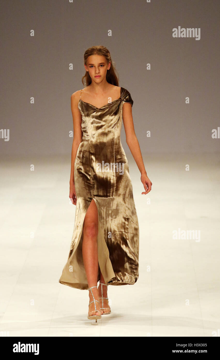 Fashion model catwalk black hi-res stock photography and images - Alamy