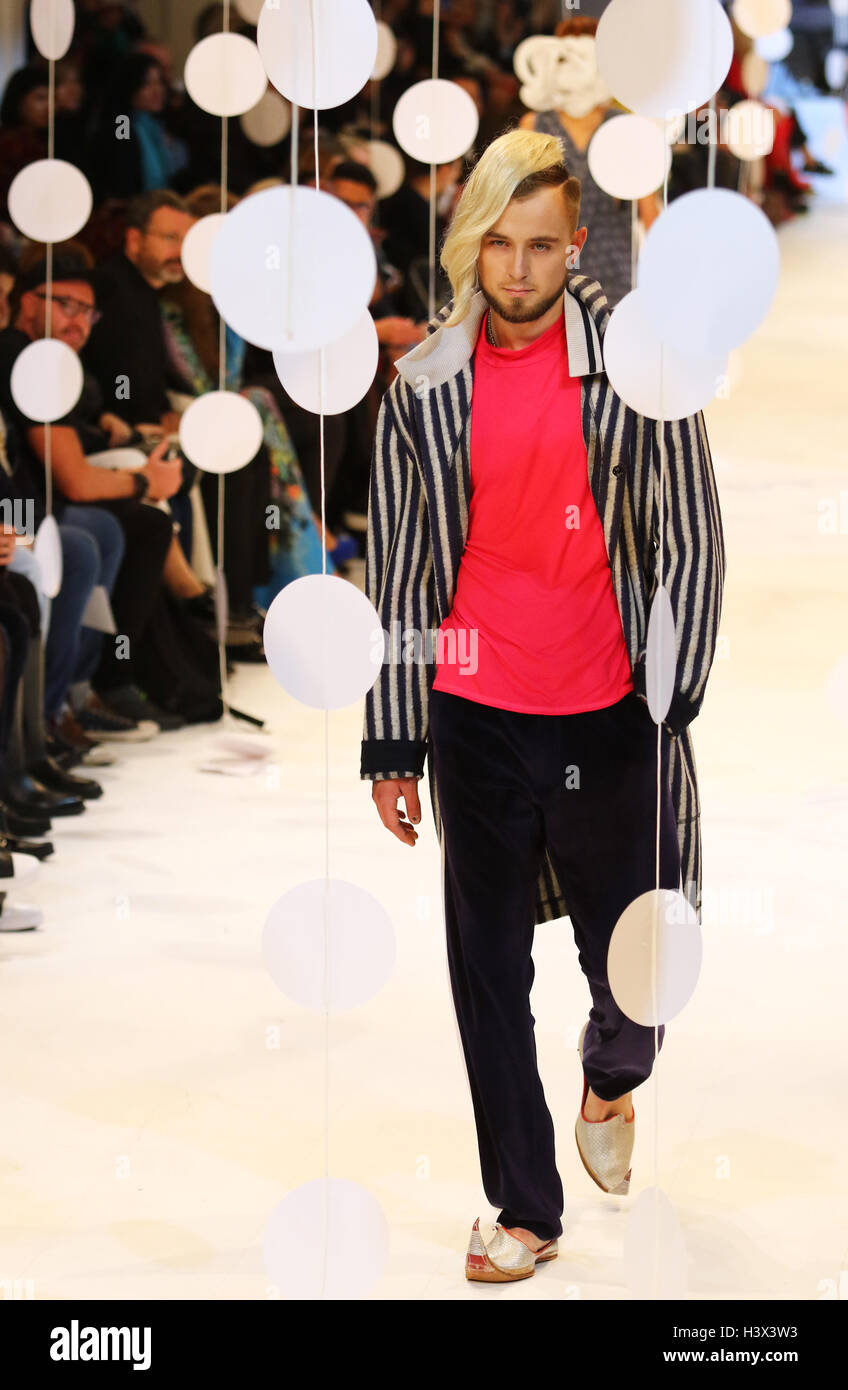 Male model catwalk hi-res stock photography and images - Alamy