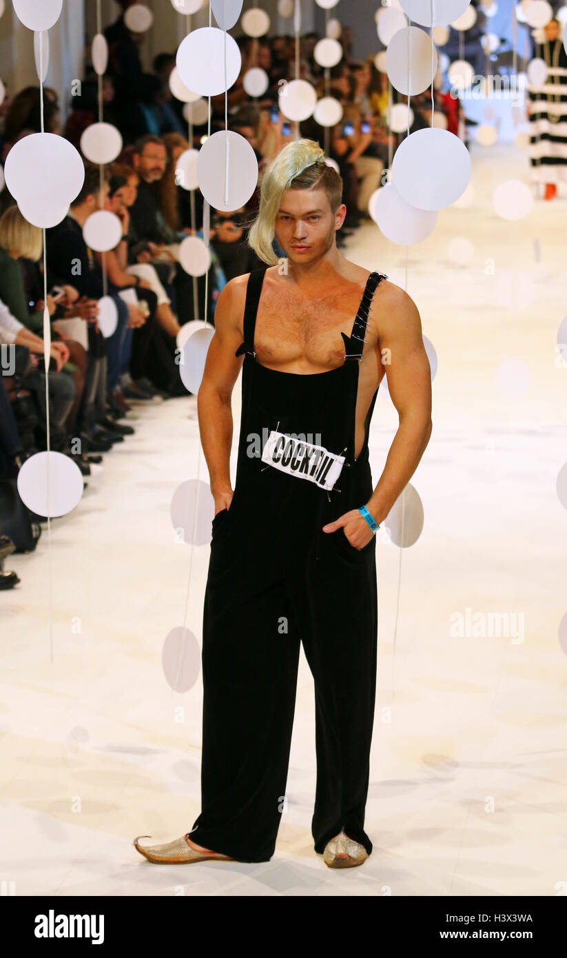 Male model catwalk hi-res stock photography and images - Alamy