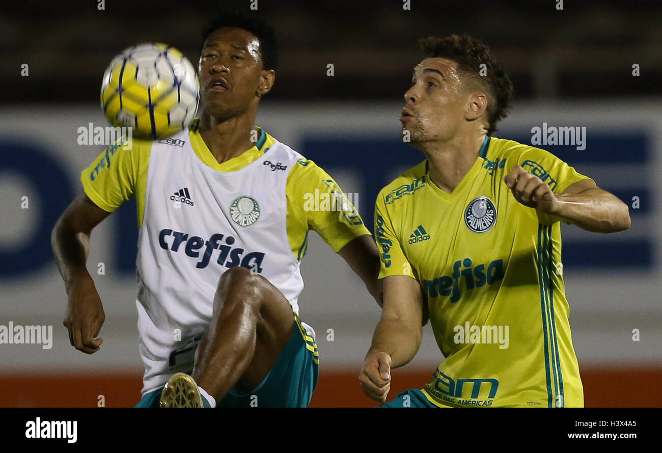 Araraquara, Brazil. 12th Oct, 2016. Players Fabricio and Moses (D), the ...