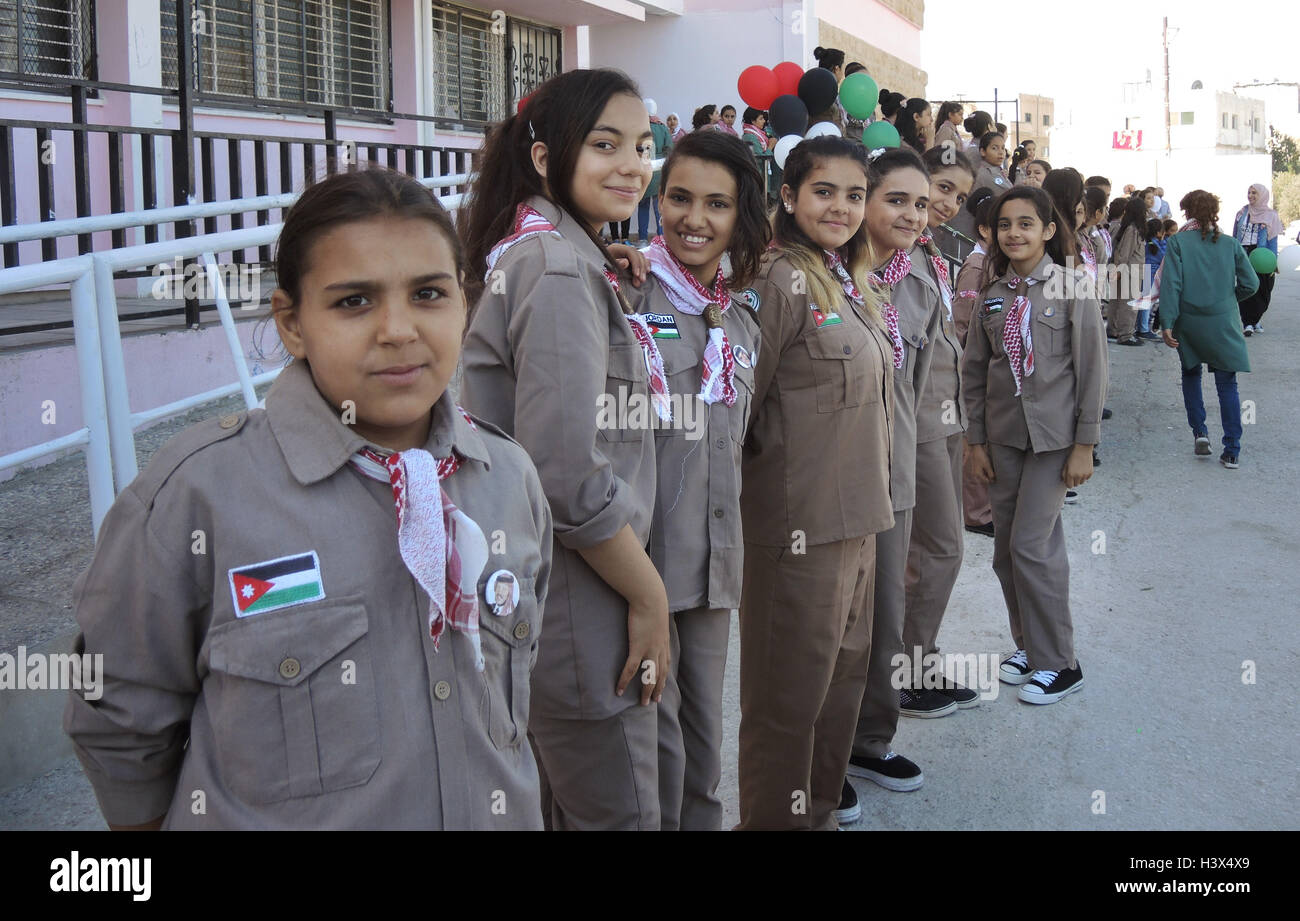 Irbid, Jordan. 5th Oct, 2016. Jordanian pupils wearing uniforms stand ...
