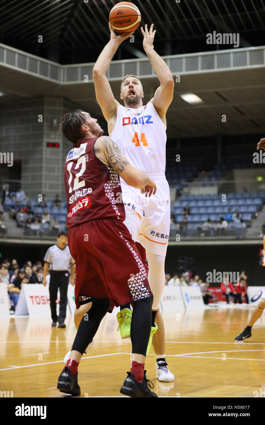 Kanagawa, Japan. 8th Oct, 2016. (L-R) Ryan Spangler (Brave Thunders ...
