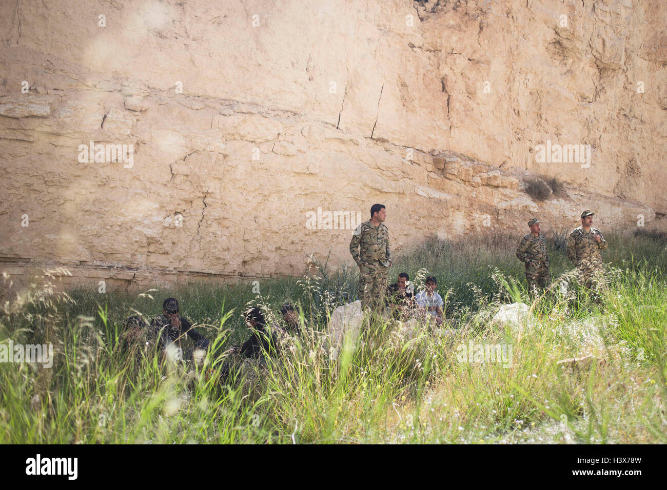 Team building soldiers hi-res stock photography and images - Alamy