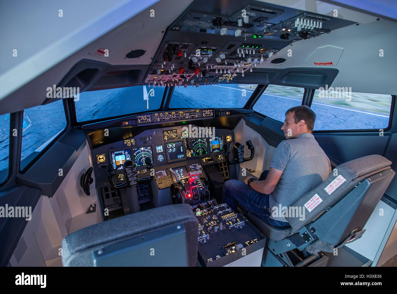 Pilots cockpit flight simulator hi-res stock photography and images - Alamy