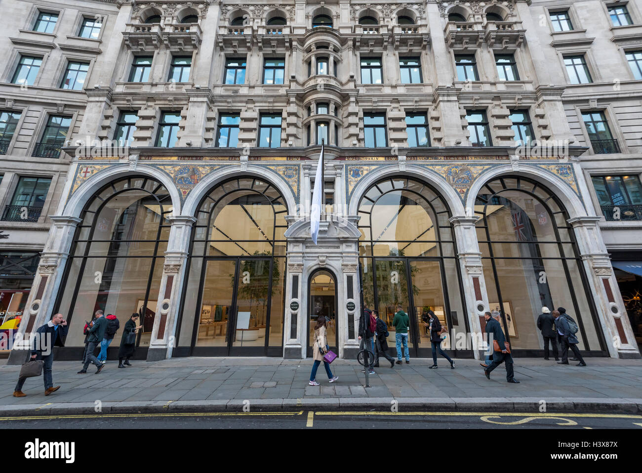 Double height retail hi-res stock photography and images - Alamy