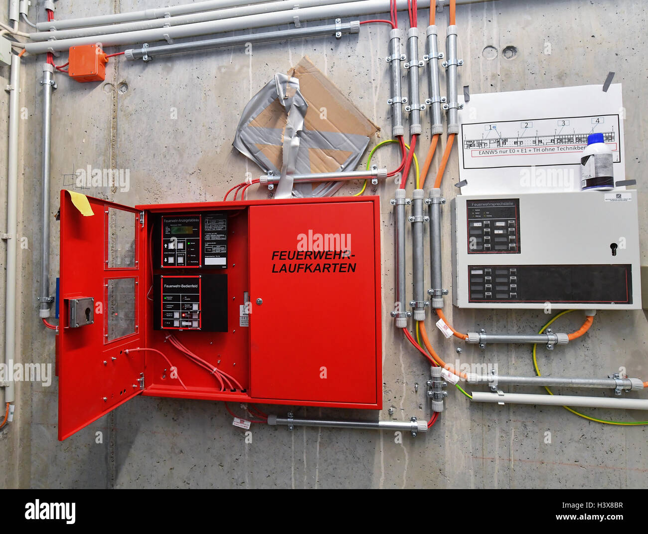Schoenefeld, Germany. 12th Oct, 2016. The fire alarm detector of Pier ...