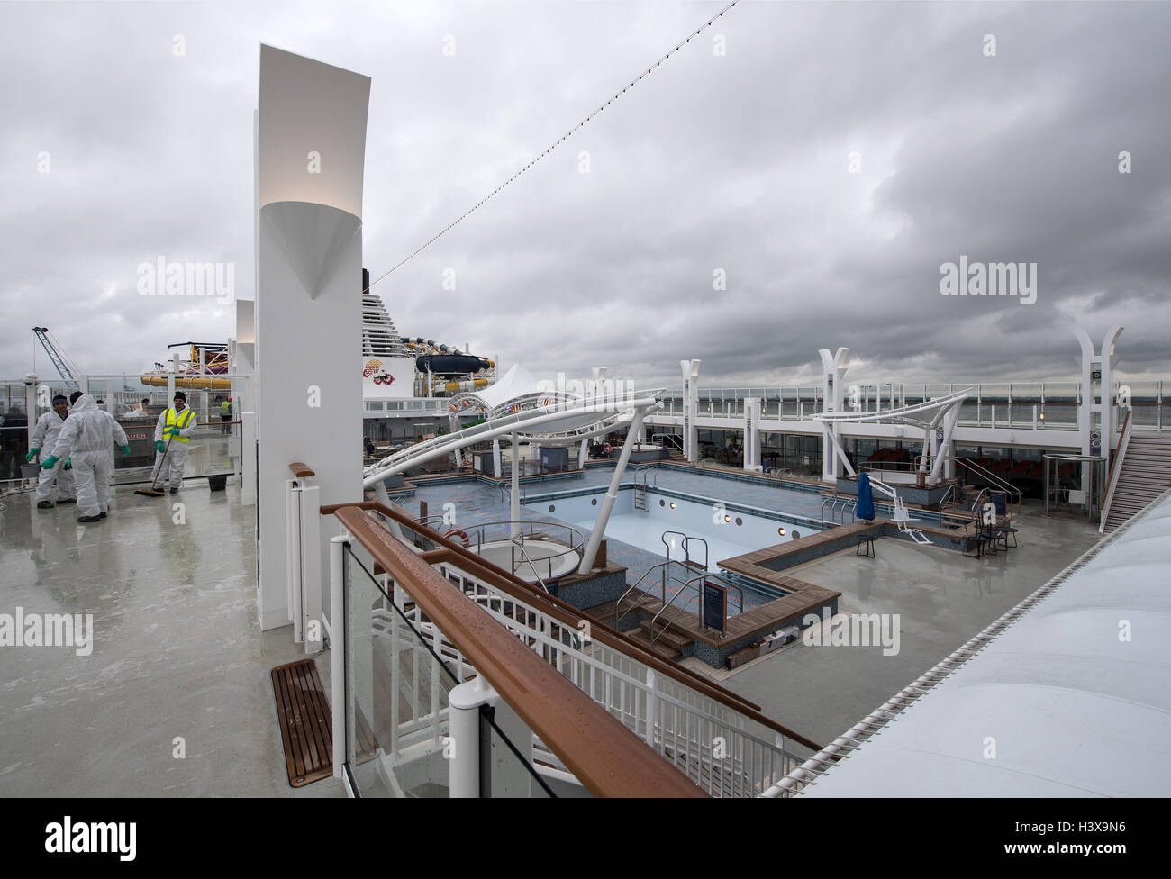 Bremerhaven, Germany. 11th Oct, 2016. Final works in the swimming pool ...