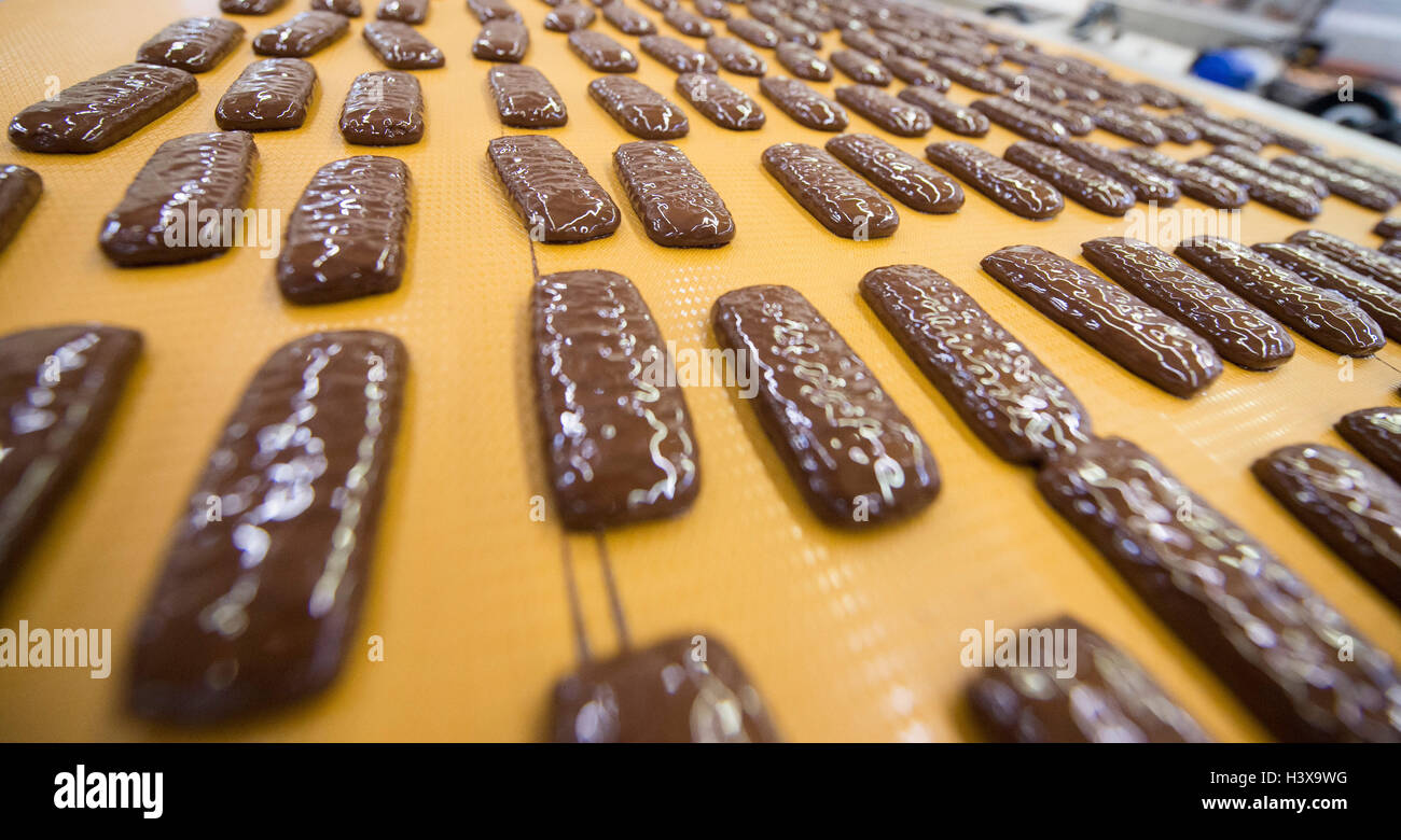 Aachener Printen on the assembly line in the production hall of ...
