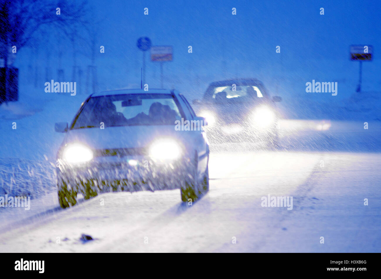 Street, traffic, snowfall, dusk street scene, cars, Pkw's, vehicles ...