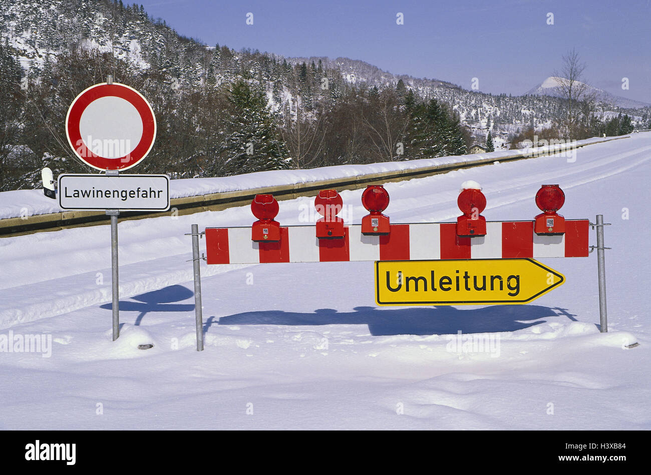 Road block sign hi-res stock photography and images - Alamy