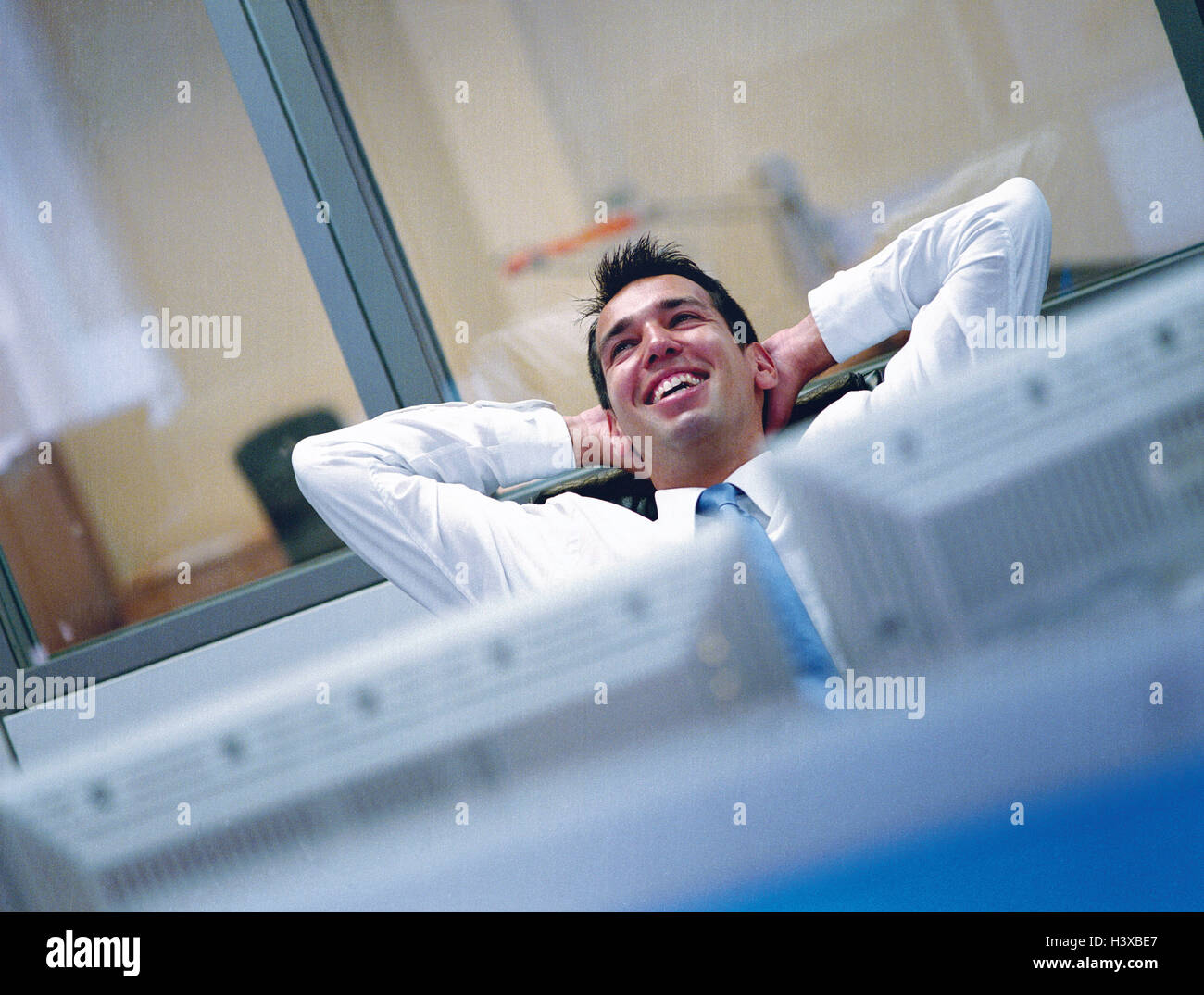 Office, computer, businessman, lean back, laugh, contently, 20-30 years ...
