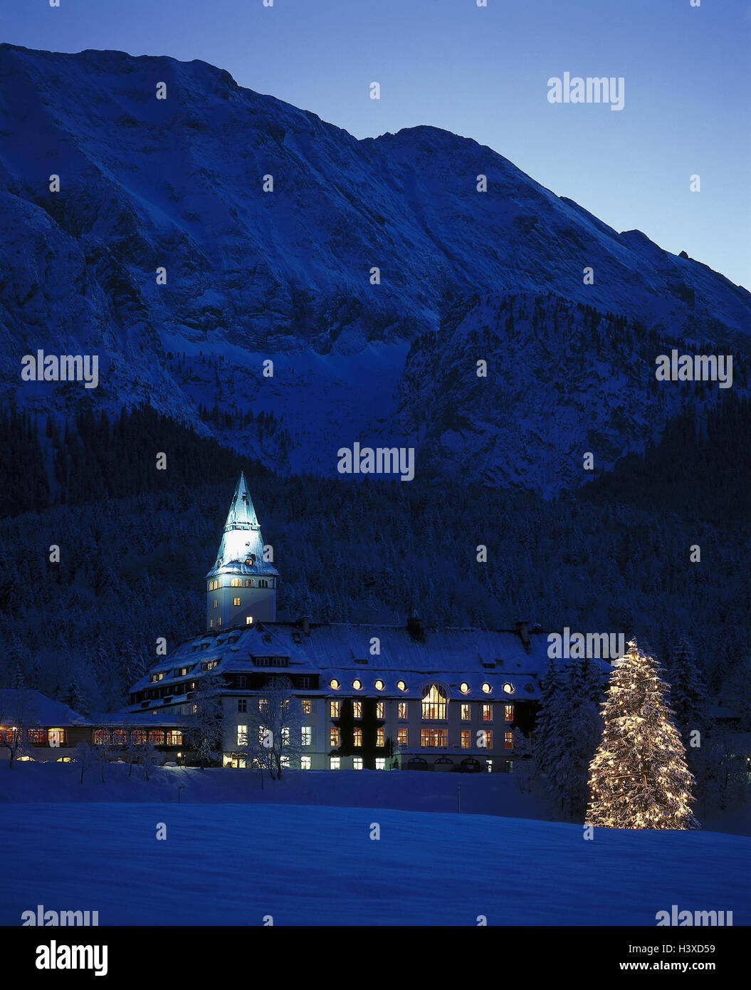Germany, Werdenfelser Land, Wetterstein Range, castle Elmau, Christmas ...