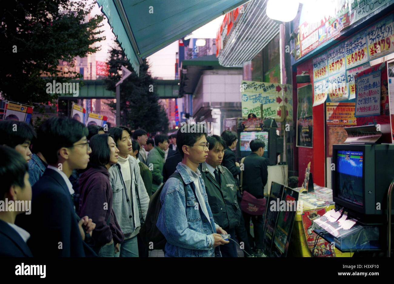 Japan, Tokyo, pedestrian area, young person, computer game, spectator ...