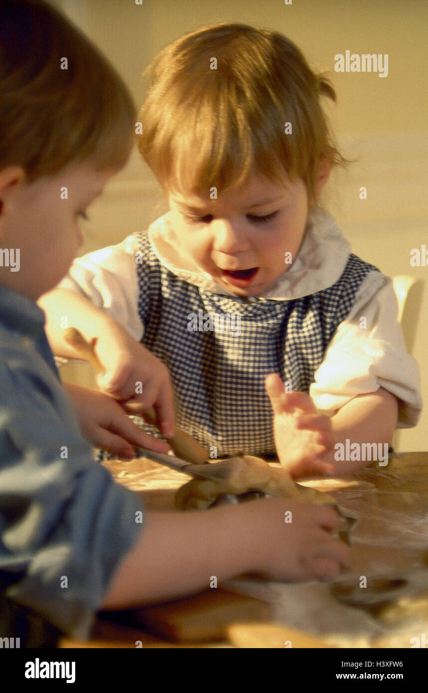 Children bake biscuits christmas hi-res stock photography and images ...