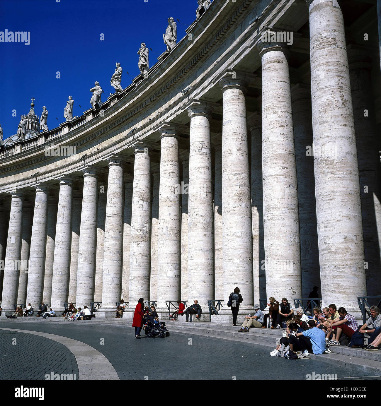 Italy, Rome, Vatican, Peter's cathedral, detail, colonnades, tourists ...
