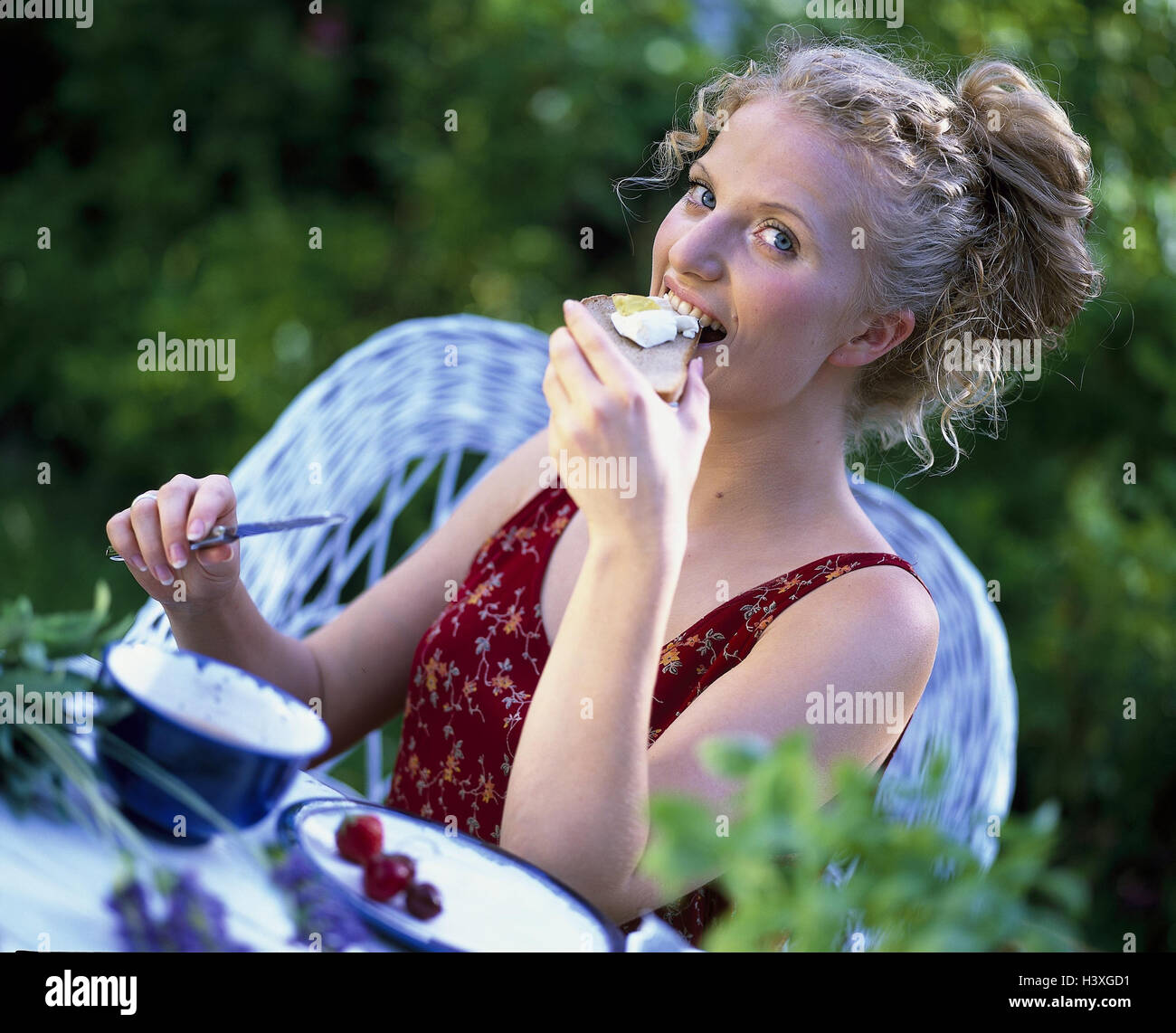 Garden, woman, young, bread, curd up-bow, eat, outside, summer, slice ...