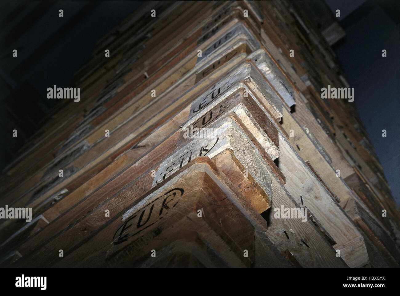 Europalettes hi-res stock photography and images - Alamy