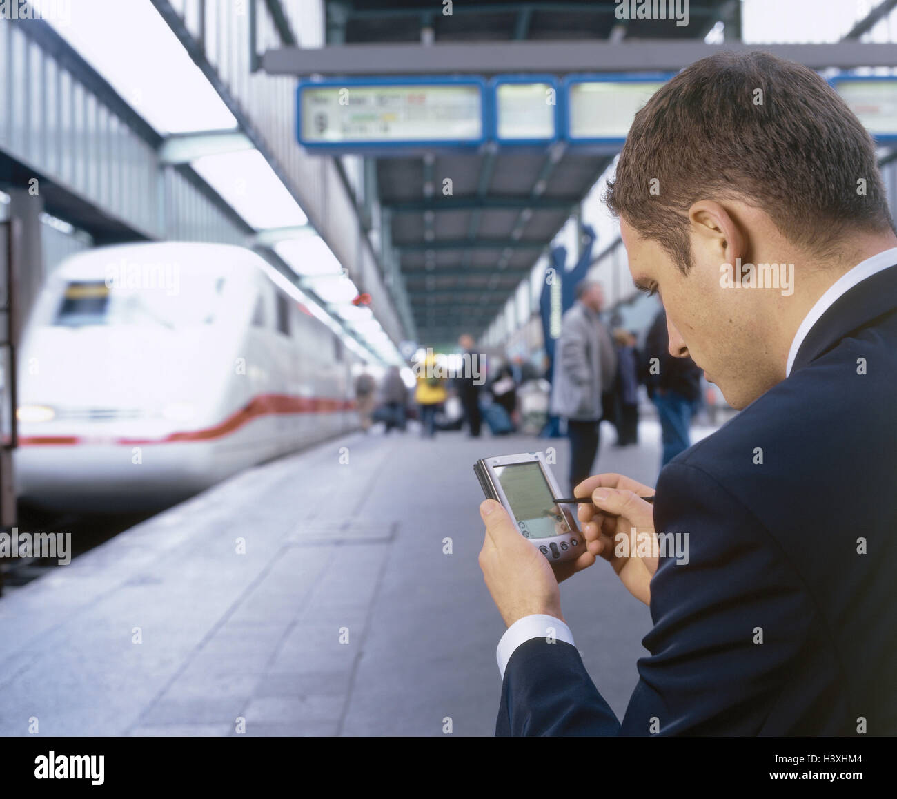 Central station platform railway hi-res stock photography and images ...