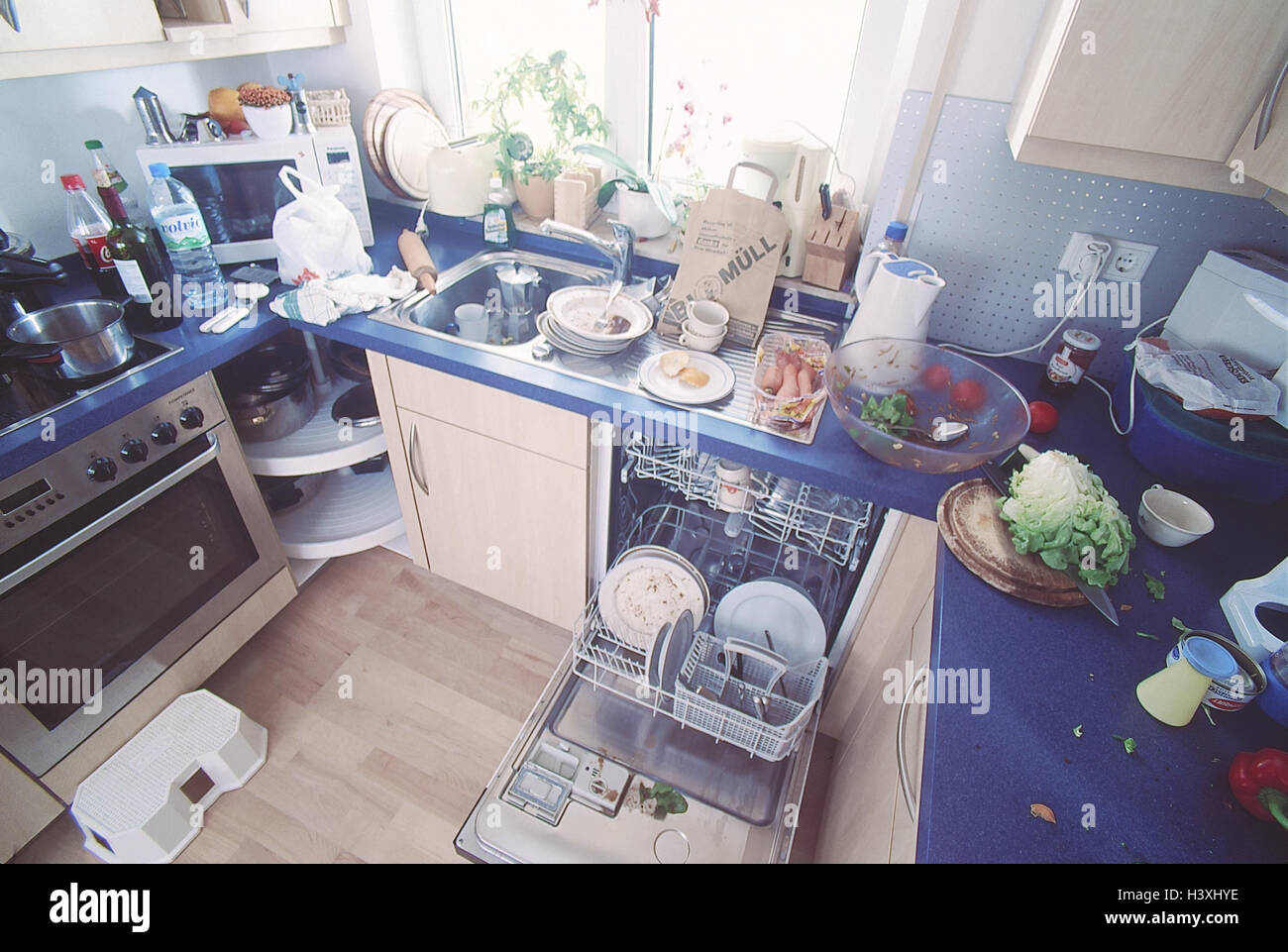 Untidy kitchen hi-res stock photography and images - Alamy