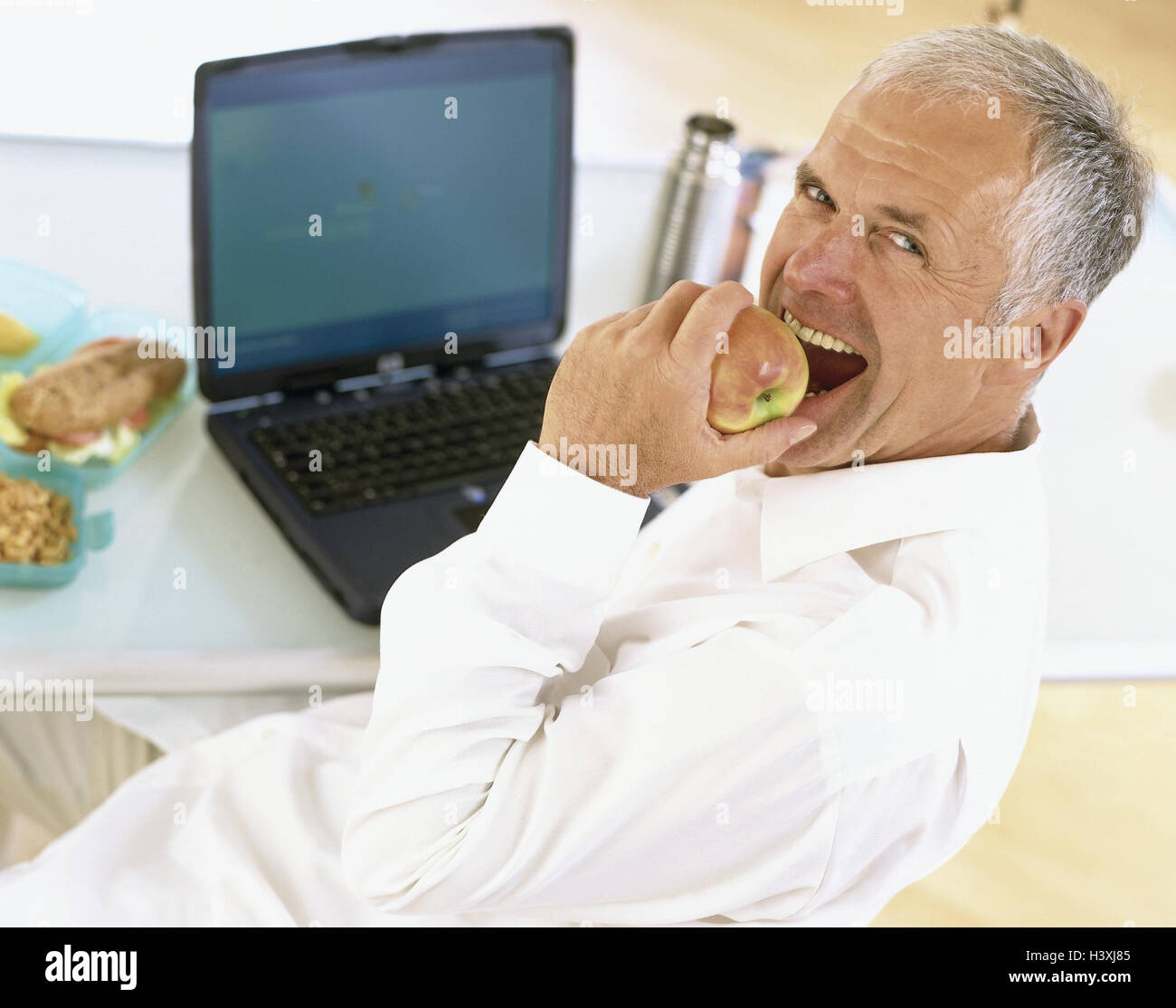 Office workers, clerk, break, rest, fruit, rich in vitamins, nutrition ...