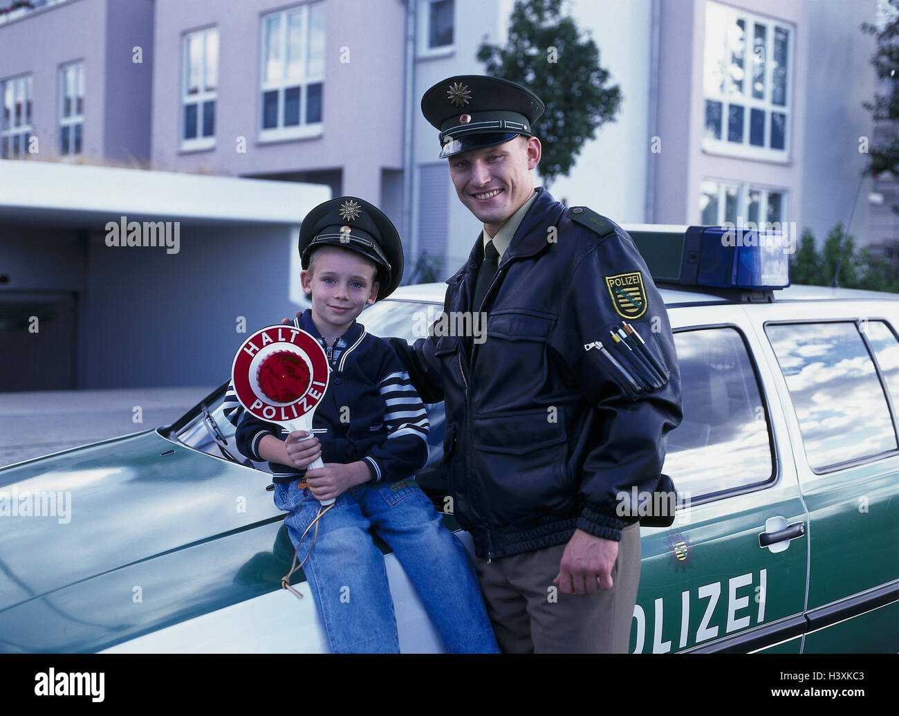 Policeman and child hi-res stock photography and images - Alamy