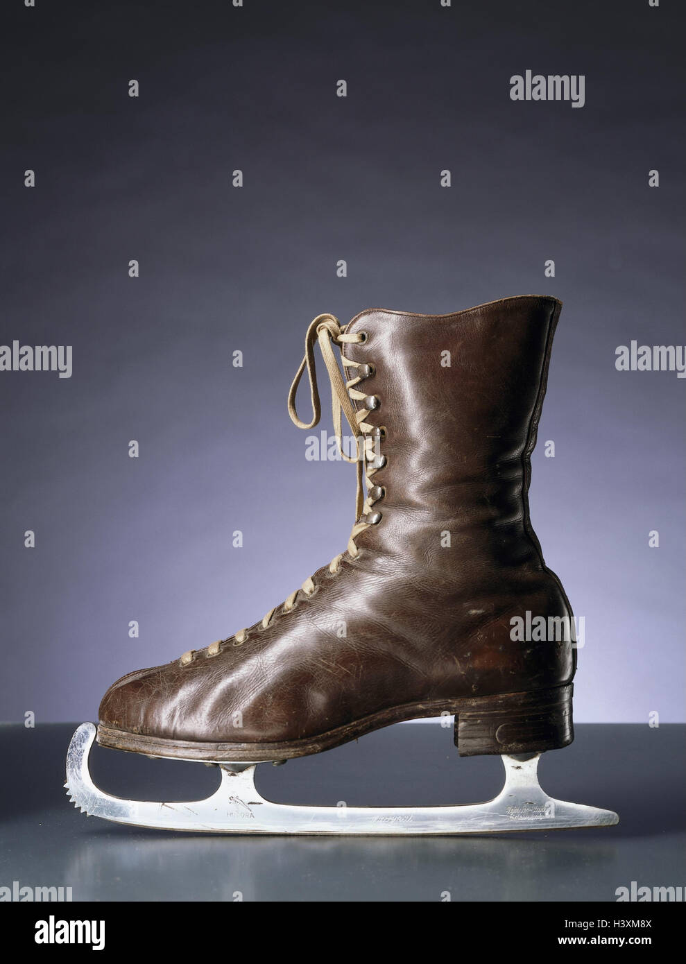 Schnurschuh hi-res stock photography and images - Alamy