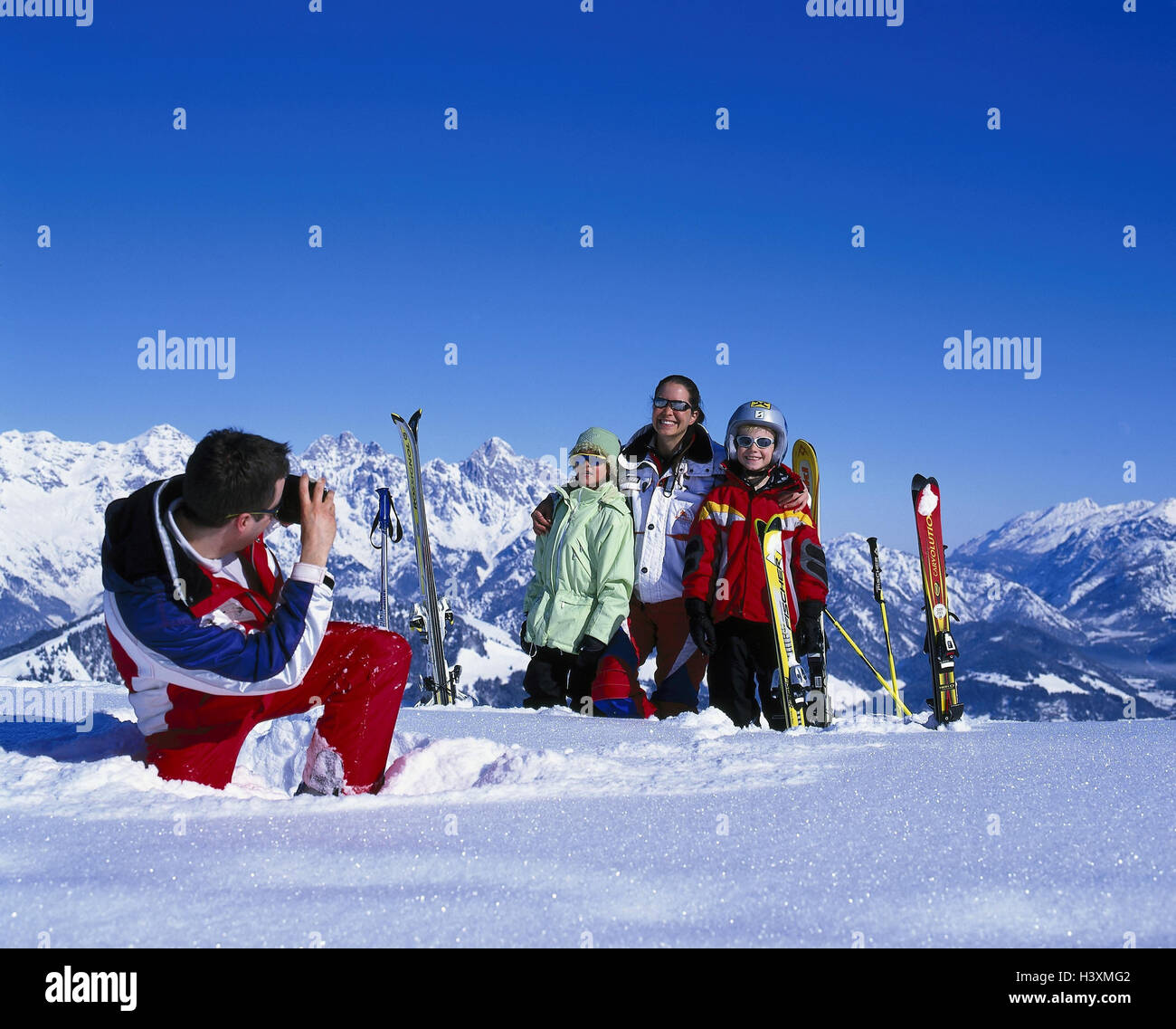 Mountain landscape, family, ski equipment, take photos, mountains ...