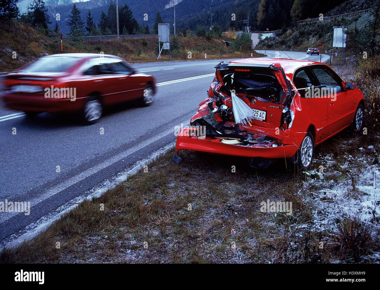 Traffic, traffic accident, roadside, car, damage to the bodywork ...