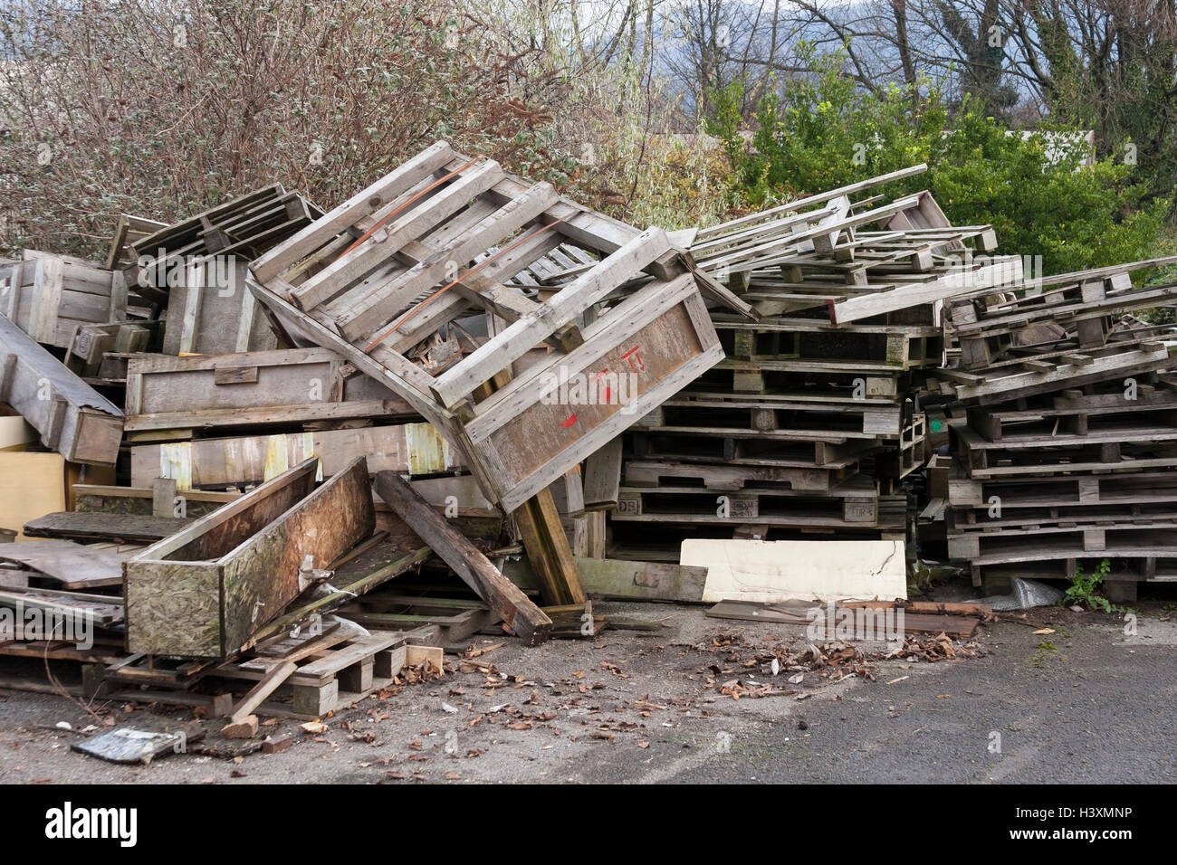 Broken wooden pallet hi-res stock photography and images - Alamy