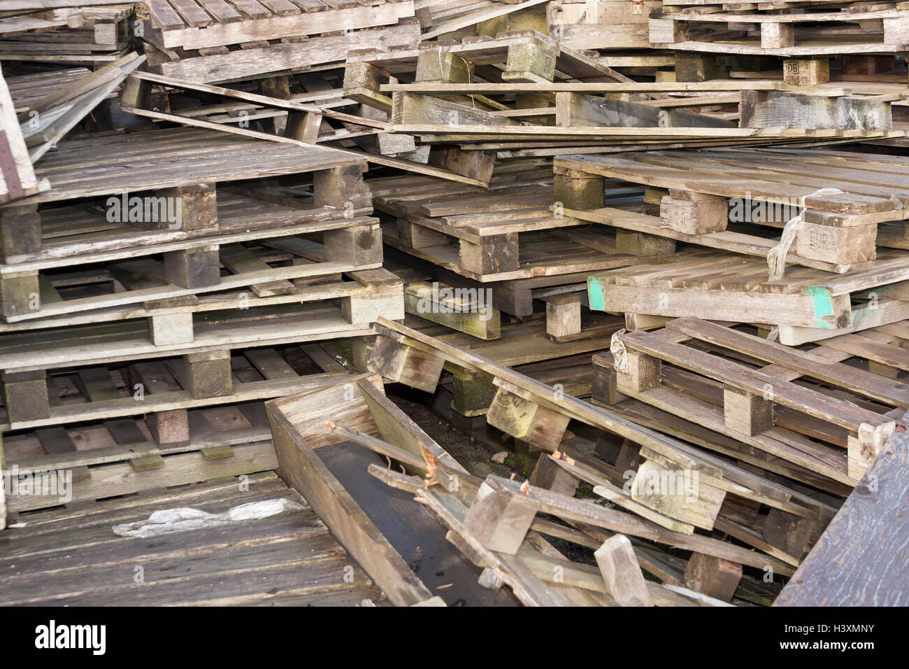 Broken wooden pallet hi-res stock photography and images - Alamy
