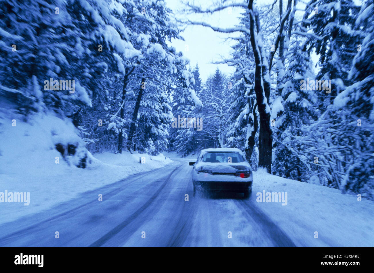 Road snow covered hi-res stock photography and images - Alamy