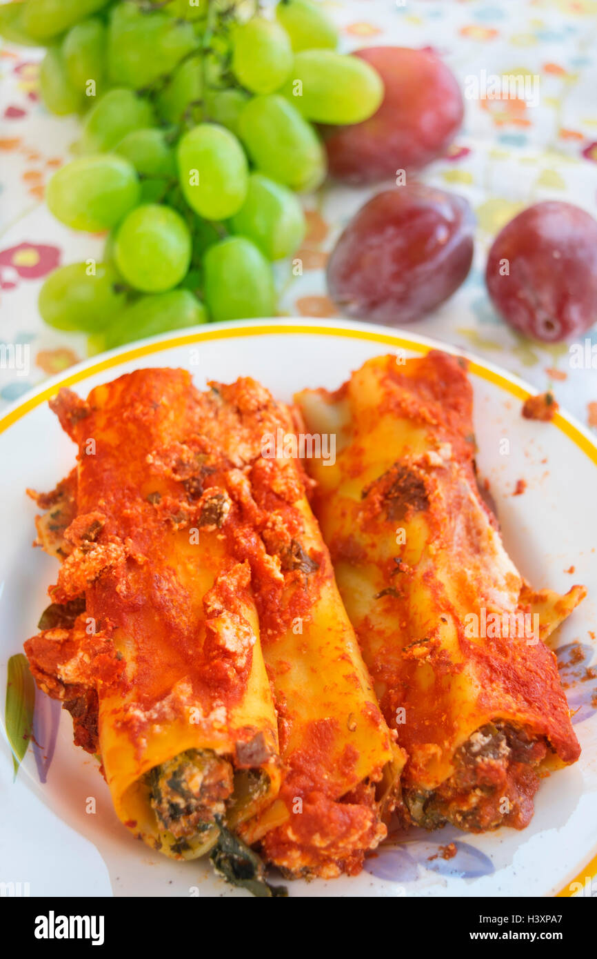 Lasagne assembly hi-res stock photography and images - Alamy