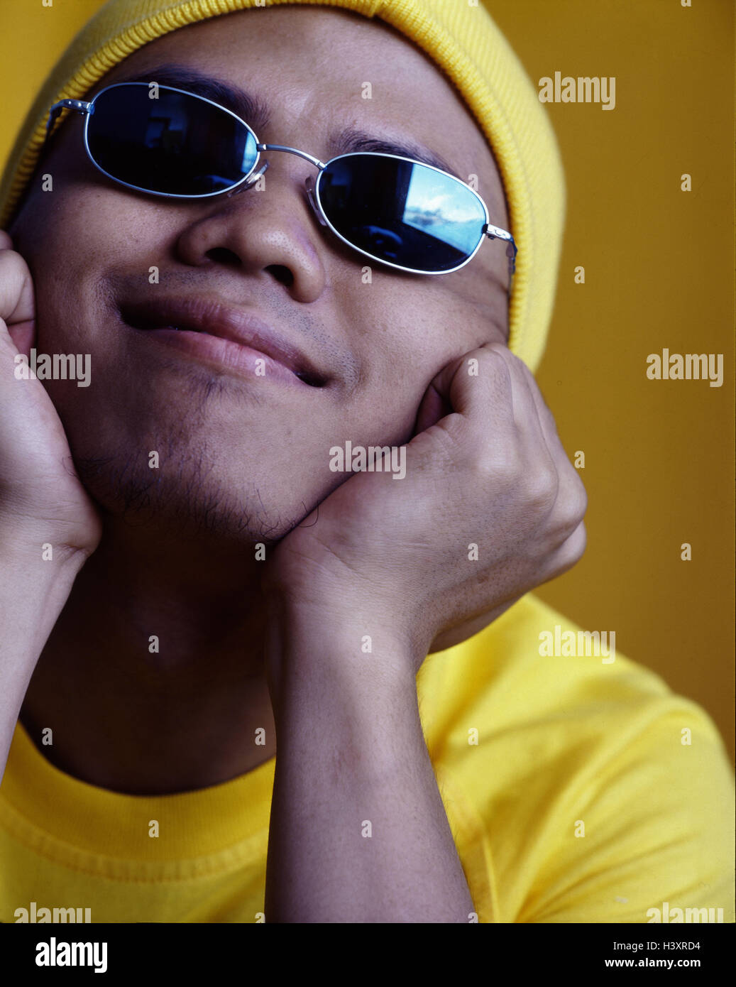 Young person, smile swarthy, sunglasses, T-shirt, cord cap, yellow ...