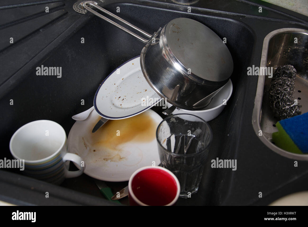 Filthy dishes hi-res stock photography and images - Alamy