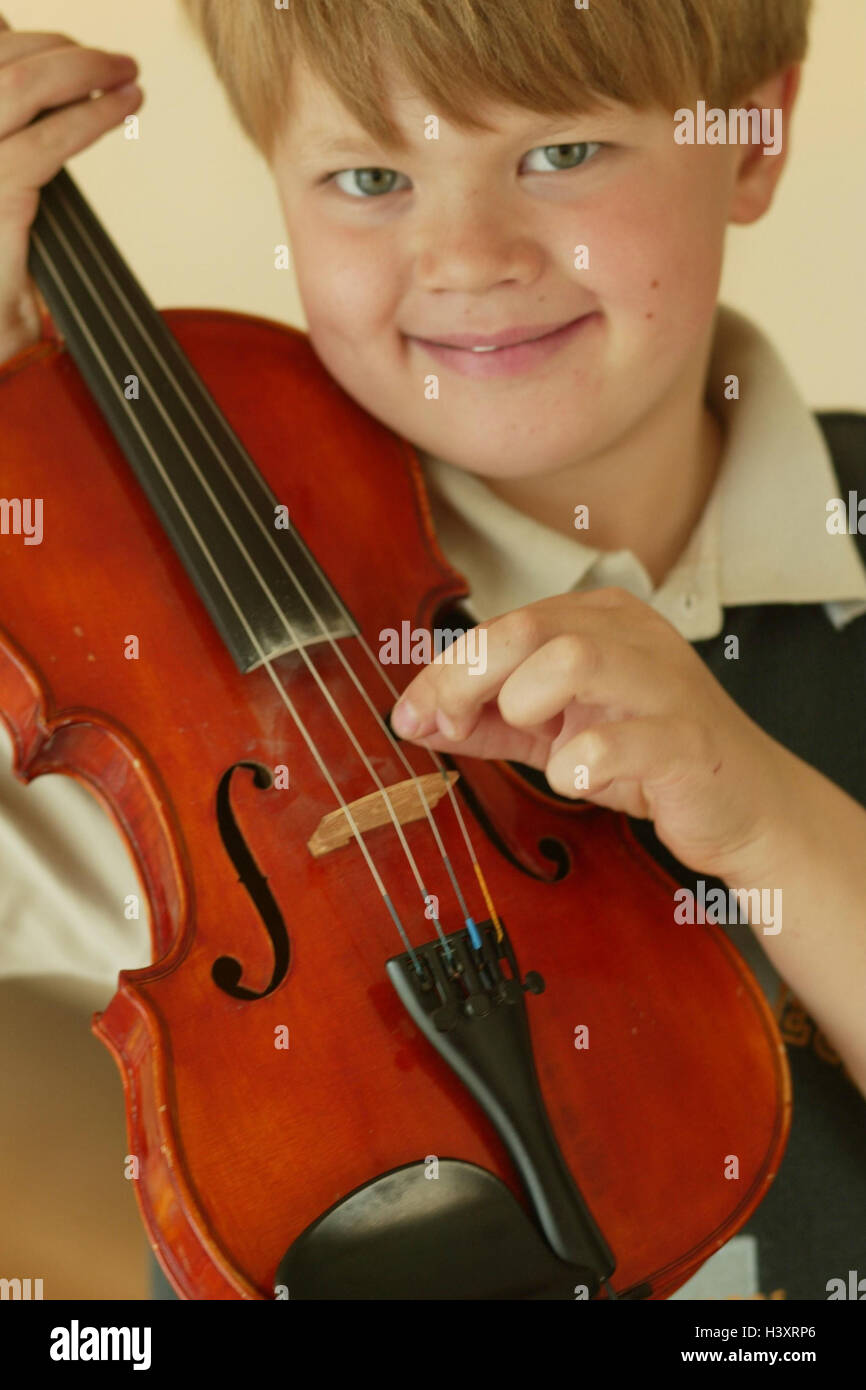 Child, violin play, detail, boy, 7 years, childhood, violin, violinist ...