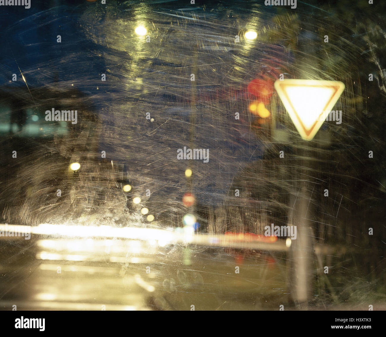 City traffic, traffic light, traffic signs, Look windscreen, scuffs ...