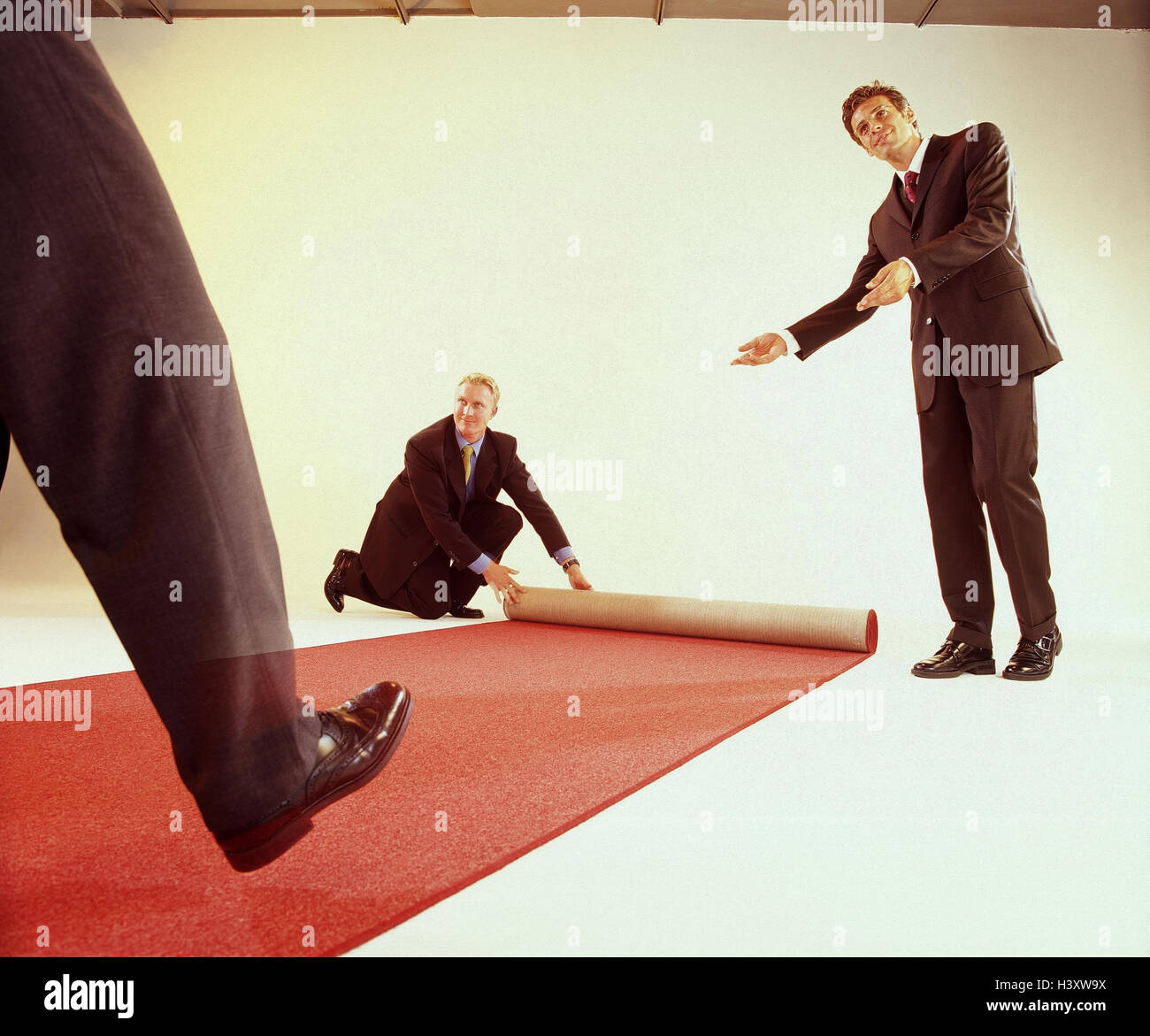 Of the knowledge king, business people, is inviting, "red carpet", roll ...
