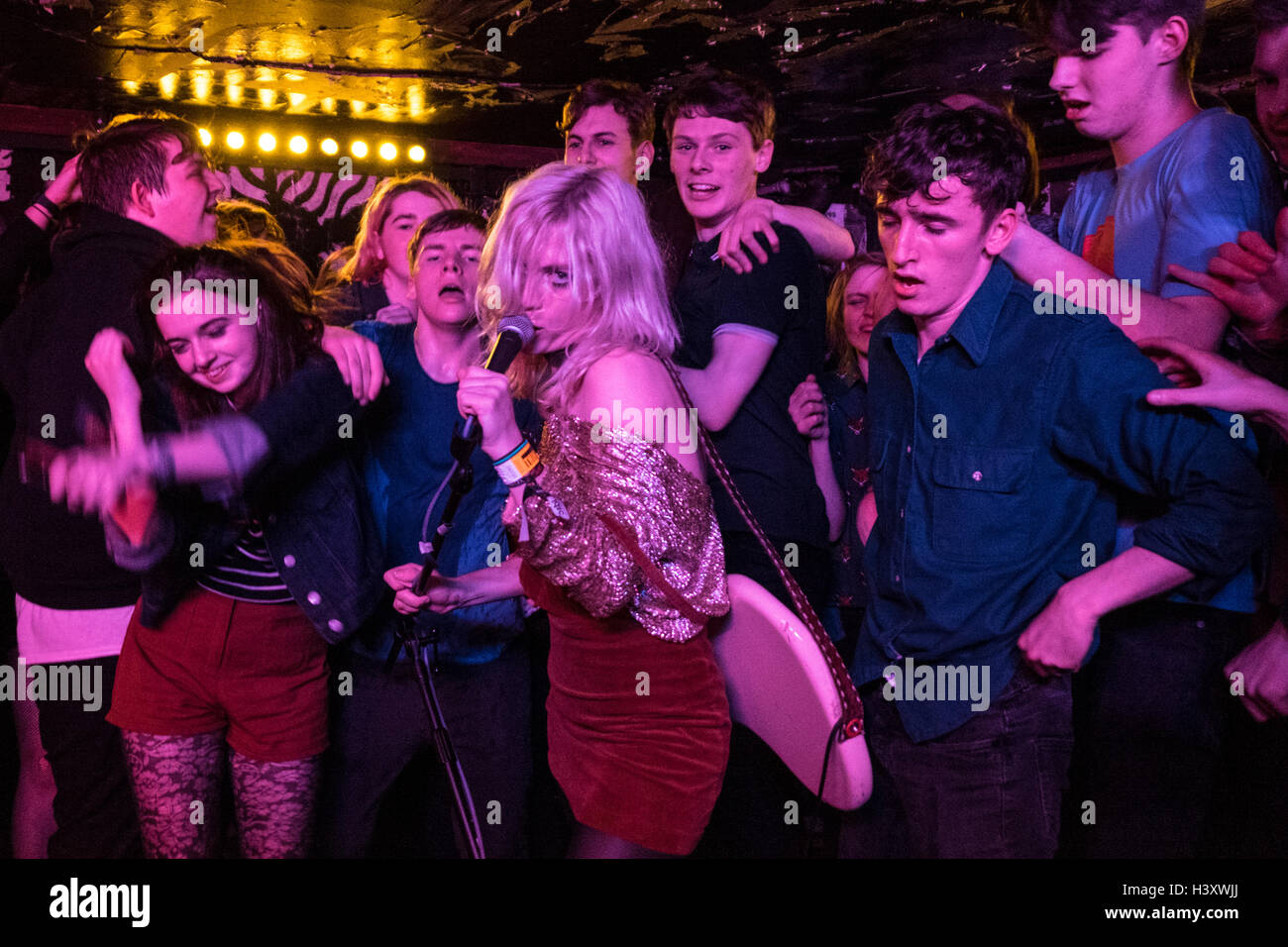 Izzy phillips singer hi-res stock photography and images - Alamy