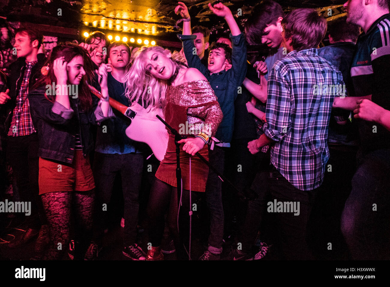 Izzy phillips singer hi-res stock photography and images - Alamy