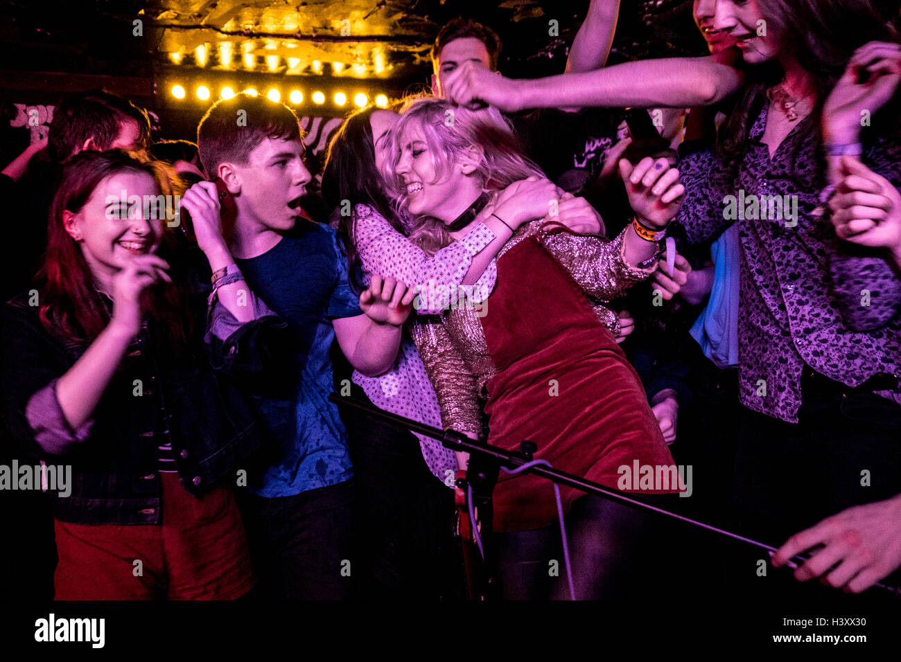 Izzy phillips singer hi-res stock photography and images - Alamy