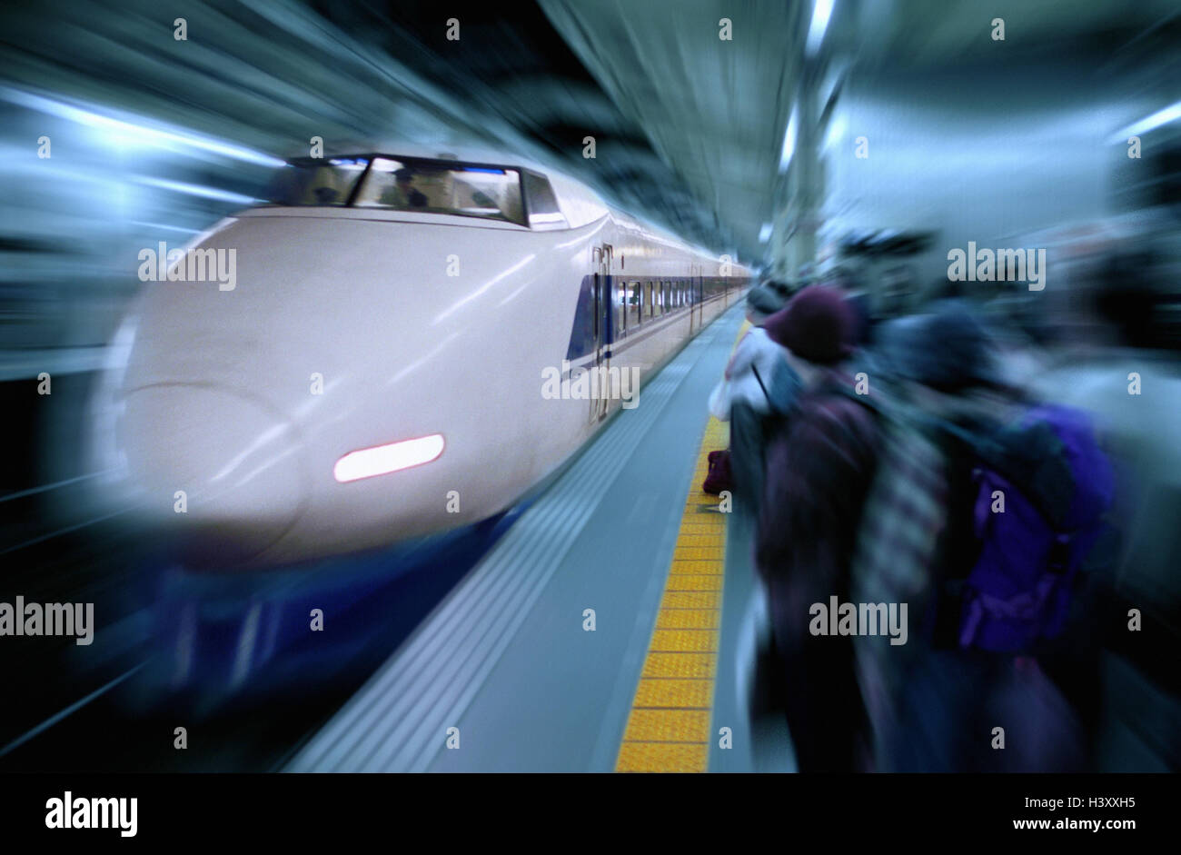 Japan, Tokyo, railway station, Shinkansen, arrival, platform, crowd ...