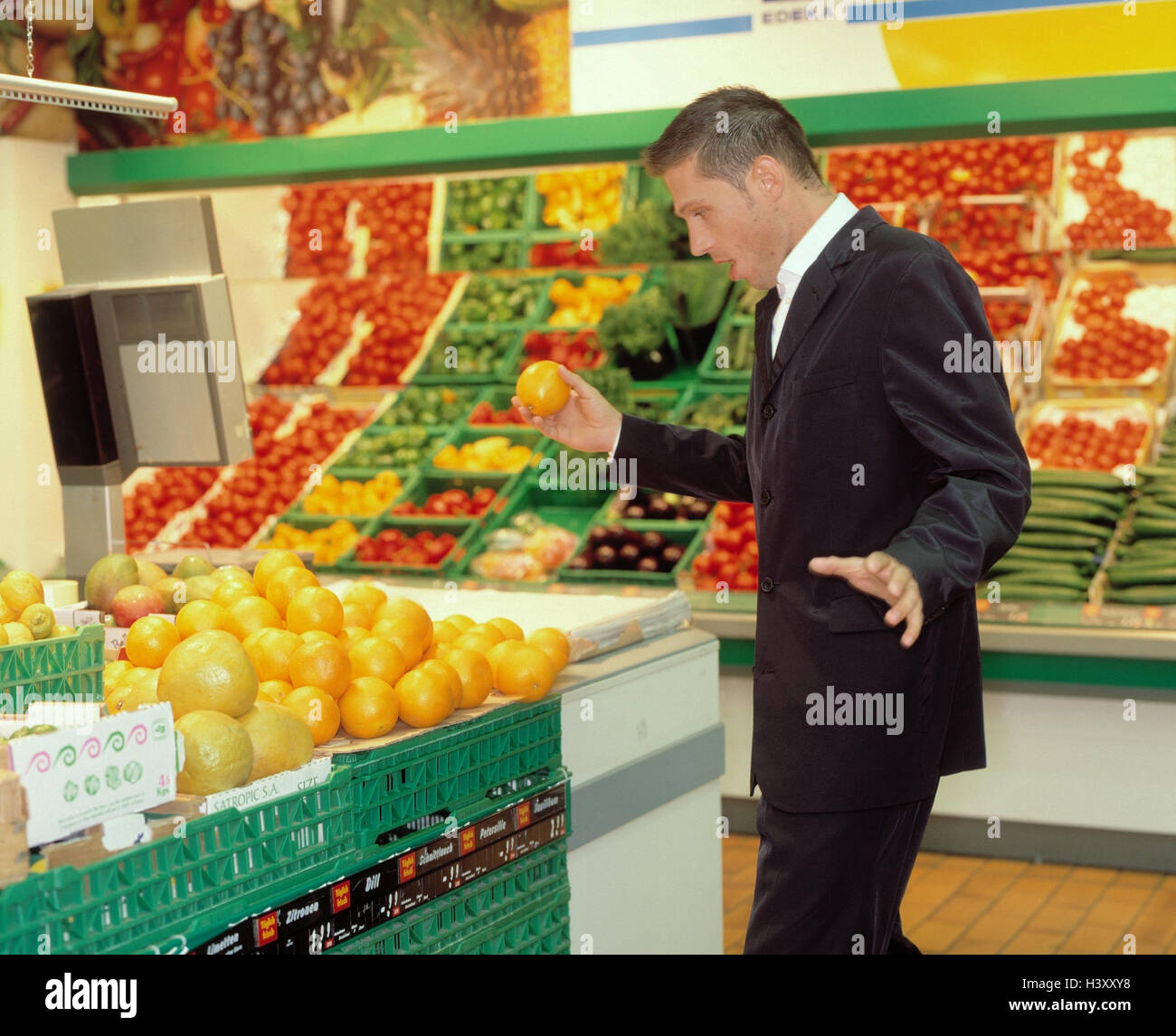 Supermarket, fruit department, man, oranges, stacked, bad luck ...